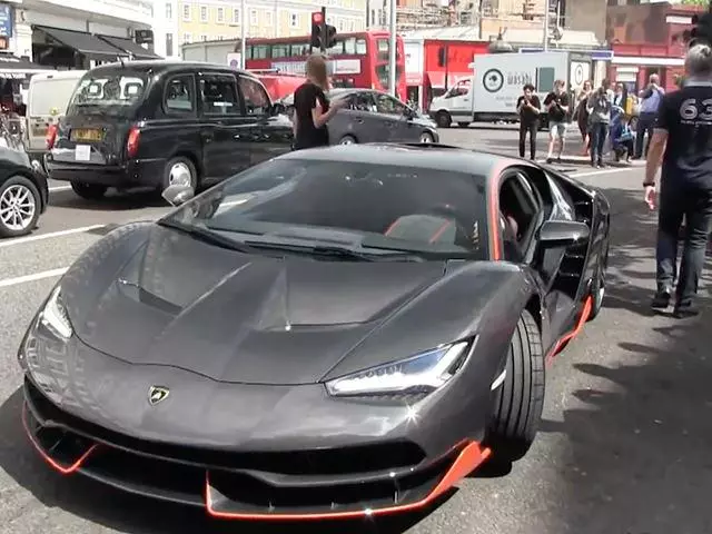 Penghantaran Lamborghini Centenario Pertama UK Menyebabkan Pandemonium Di London 2354_1