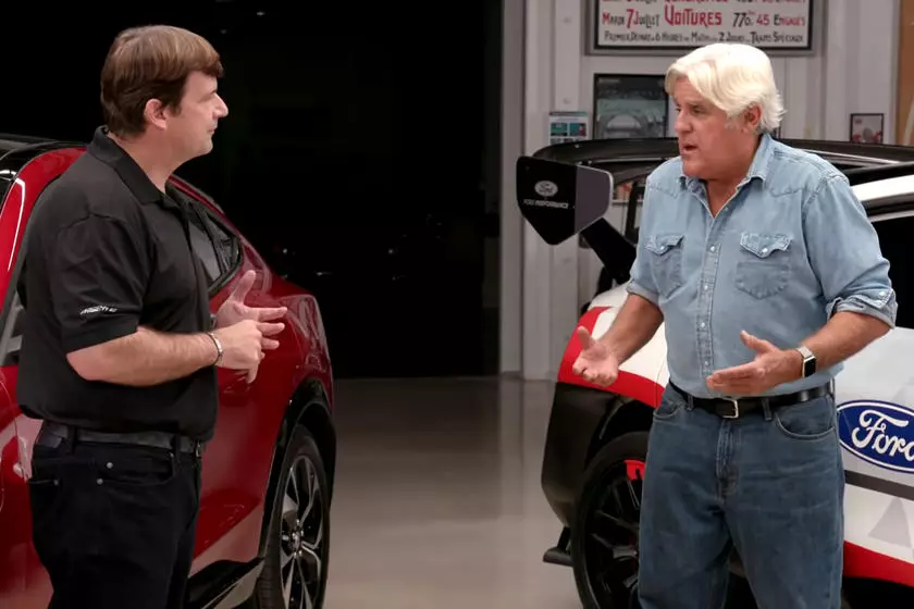 Jay Leno ja Fordi tegevjuht tutvuvad Mustang Mach-E-ga põhjalikult 23594_2