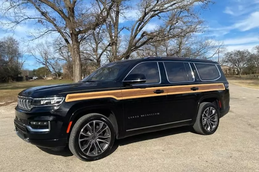 Jeep Grand Wagoneer wygląda dziwnie z nostalgicznym zestawem do stylizacji Woodgrain 23612_2