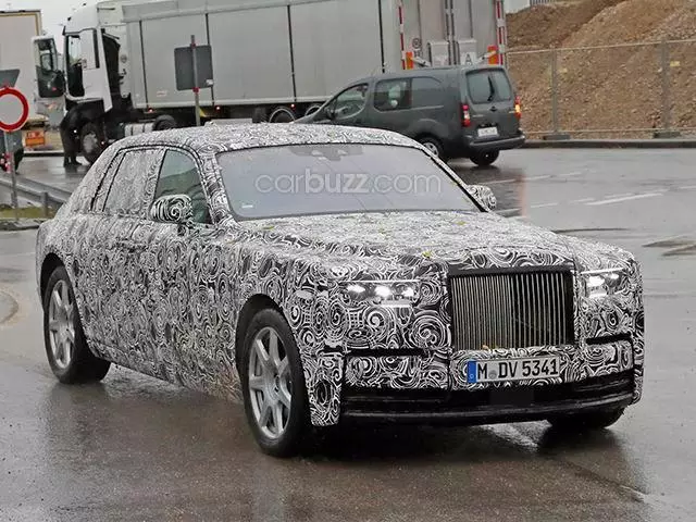 ກວດເບິ່ງ Grille ໃໝ່ໃນ Rolls-Royce Phantom ລຸ້ນຕໍ່ໄປ 2370_1