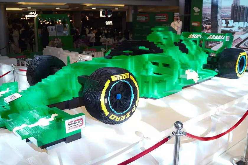 Սա աշխարհի ամենամեծ Lego F1 մեքենան է 23725_4