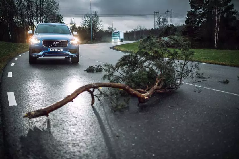 Аўтамабілі і грузавікі Volvo будуць размаўляць адзін з адным, каб засцерагчы вас 23773_1