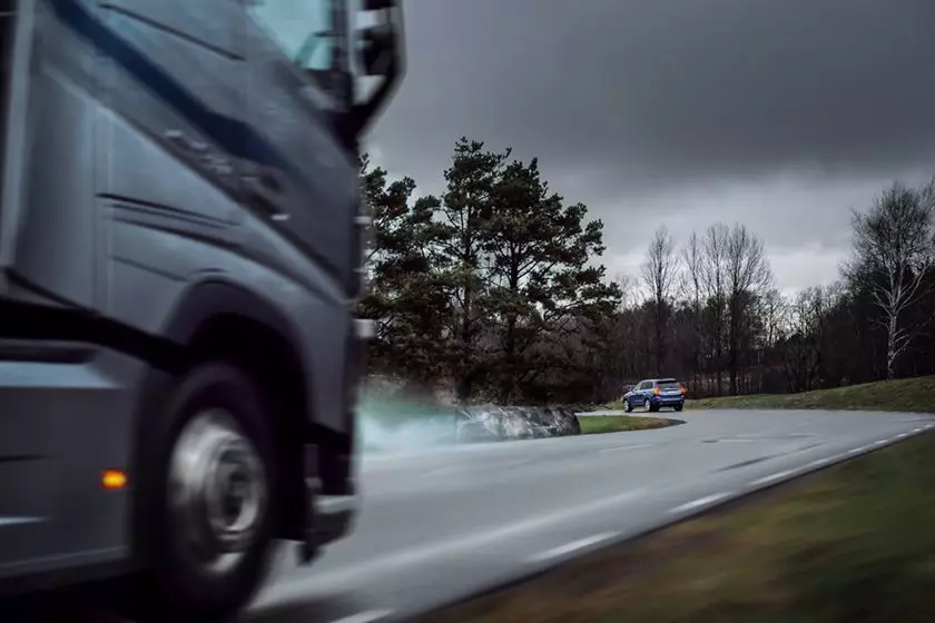 Автомобілі та вантажівки Volvo спілкуватимуться один з одним, щоб убезпечити вас 23773_2