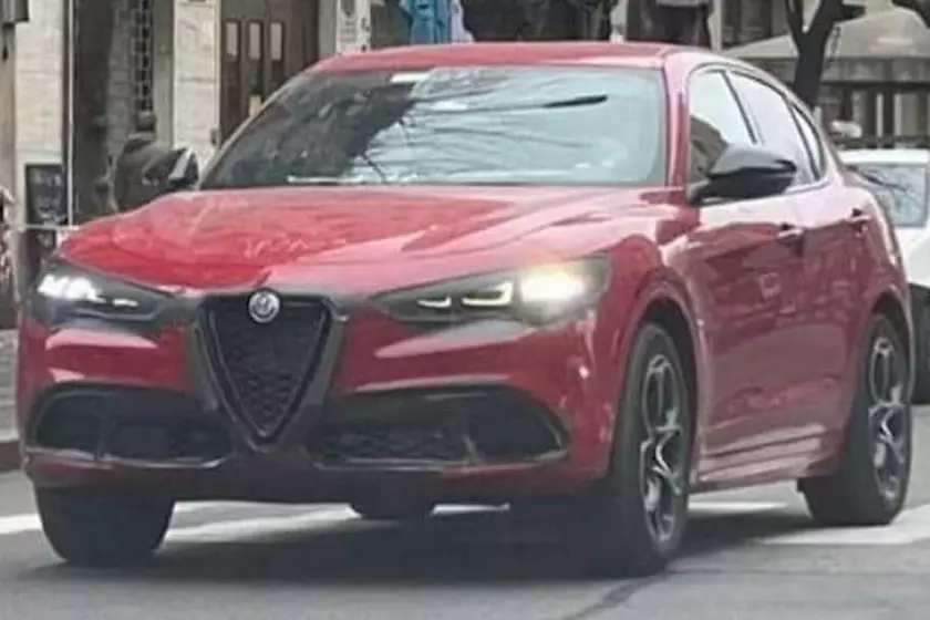 Alfa Romeo Stelvio repéré avec des phares Tonale 23796_1