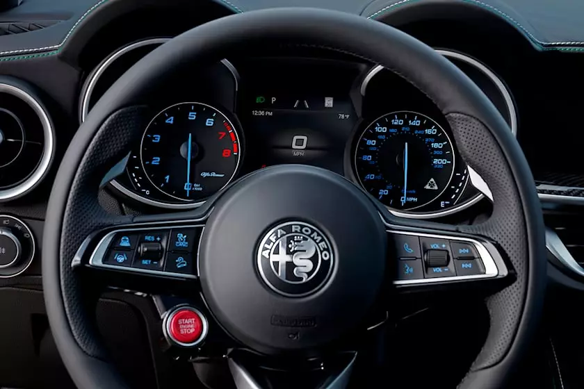 Detalles do volante Alfa Romeo Stelvio 2020-2022