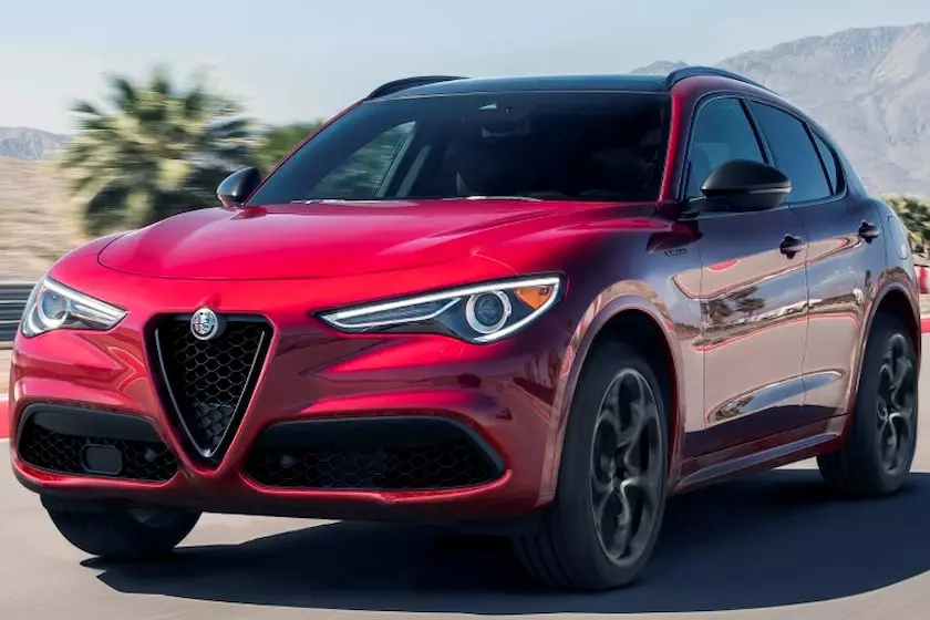 Alfa Romeo Stelvio забележана со тонски фарови 23796_2