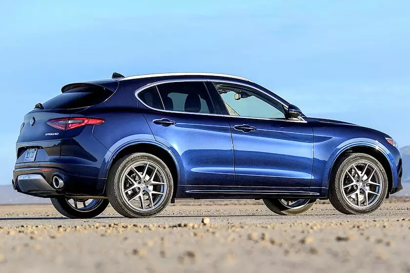 2020-2022 Alfa Romeo Stelvio နောက်ထောင့်မြင်ကွင်း