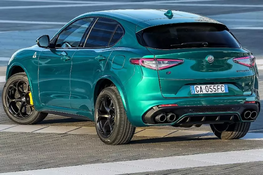 Vue d'angle arrière de l'Alfa Romeo Stelvio Quadrifoglio 2019-2022