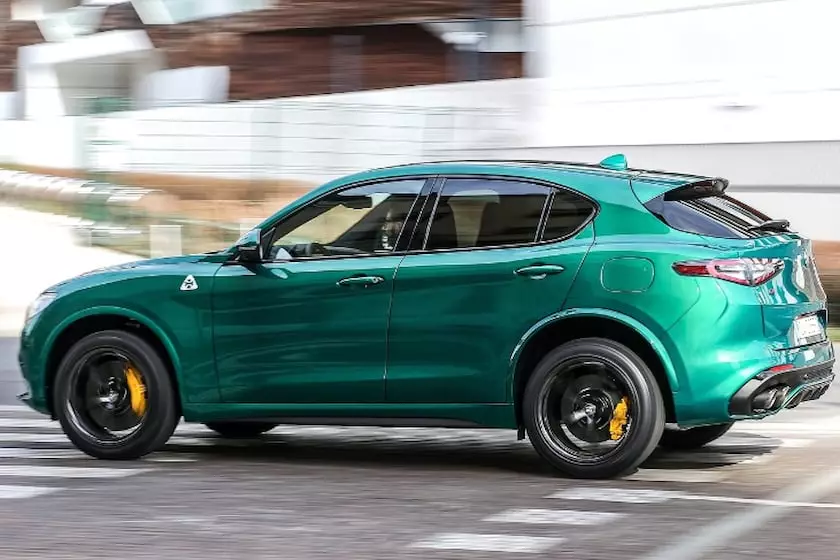 2019-2022 Alfa Romeo Stelvio Quadrifoglio oldalirányú vezetés