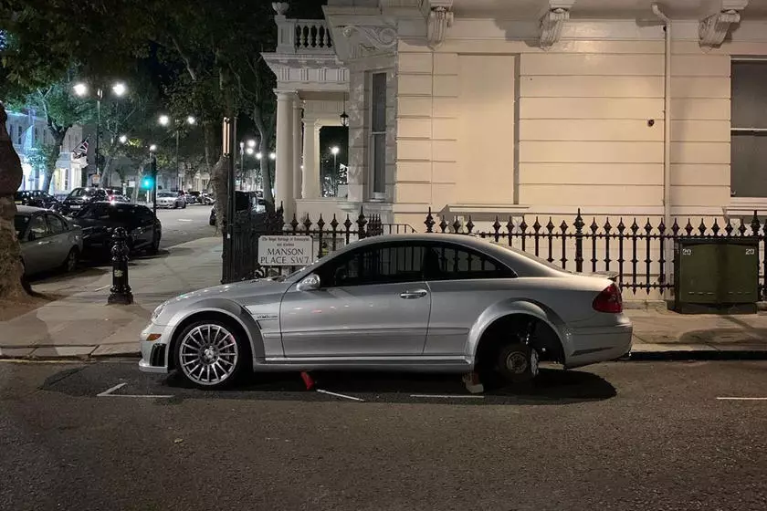 Pobre Mercedes CLK Black Series dejado en ladrillos en Londres 23887_3