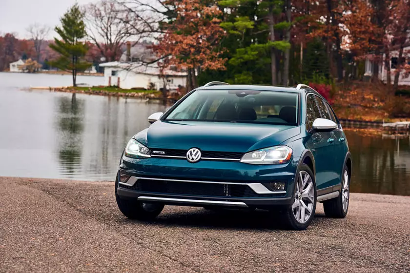 2017-2019 Volkswagen Golf Alltrack Front Angle View