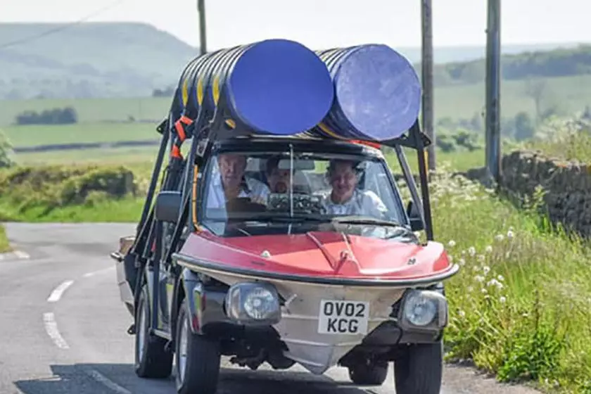 UClarkson, uHammond kwaye unokubangela isiphithiphithi kwiMoto eAmphibious