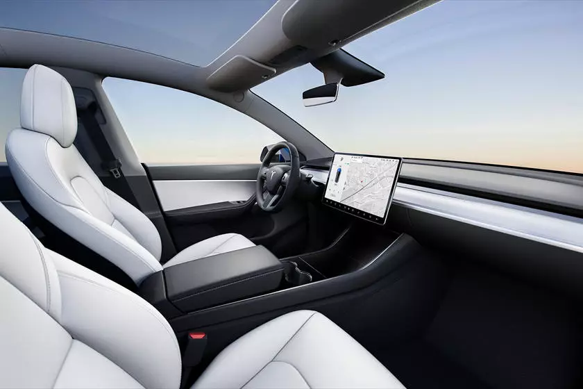 Interior de Tesla Model Y 2020-2021 en branco
