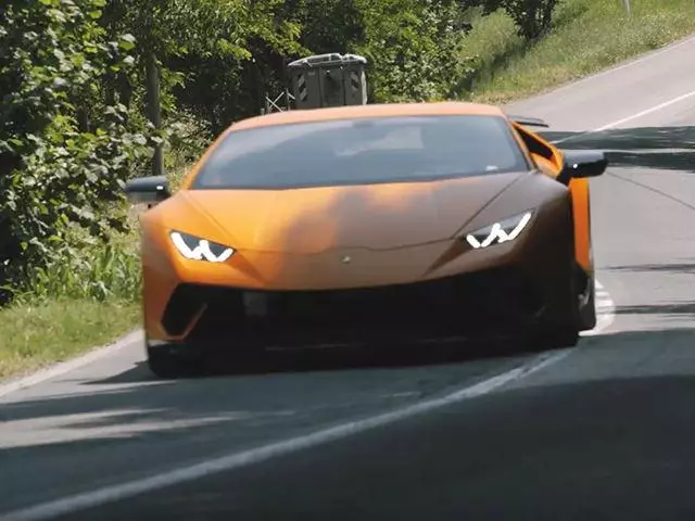 An bhfuil an Huracan Performante Aon Mhaith Mar Mhór-Chamchuairteoir? 2398_1