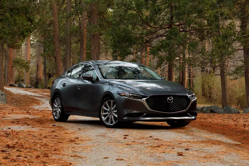 Vista frontal del sedán Mazda Mazda 3 2019-2020