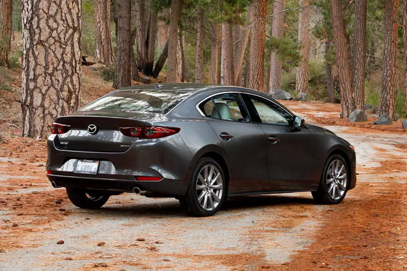 Vista de ángulo trasero del sedán Mazda Mazda 3 2019-2020