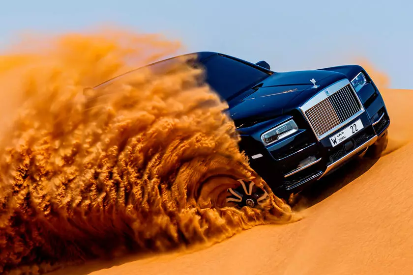 Tan-awa ang Rolls Royce Cullinan nga Nag-atake sa Arabian Desert 24028_1