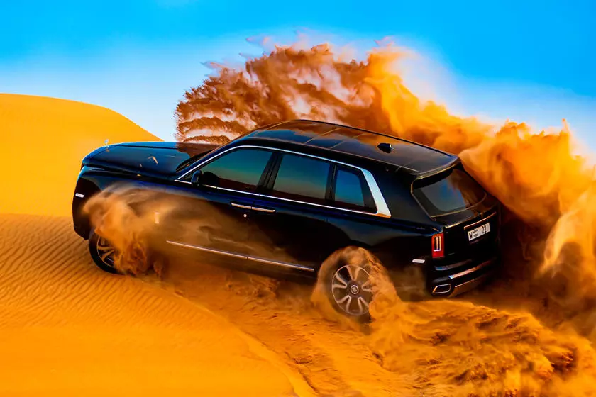 Tan-awa ang Rolls Royce Cullinan nga Nag-atake sa Arabian Desert 24028_2