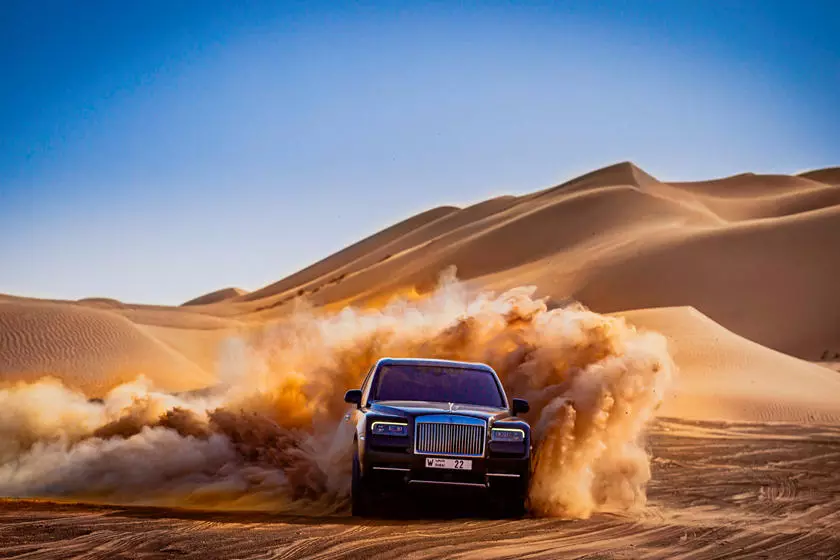 Глядзіце, як Rolls Royce Cullinan атакуе Аравійскую пустыню 24028_3