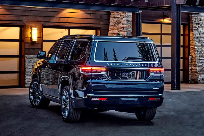 Pandangan Sudut Belakang Jeep Grand Wagoneer 2022