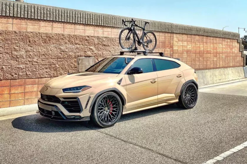 Plataus korpuso dykumos smėlio Lamborghini Urus atrodo įspūdingai 24096_1