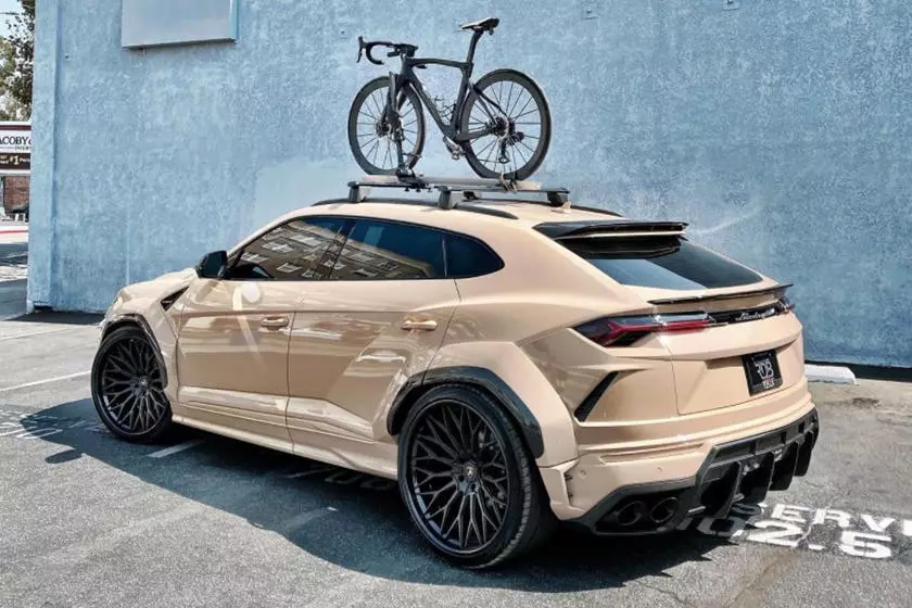 Plataus korpuso dykumos smėlio Lamborghini Urus atrodo įspūdingai 24096_2