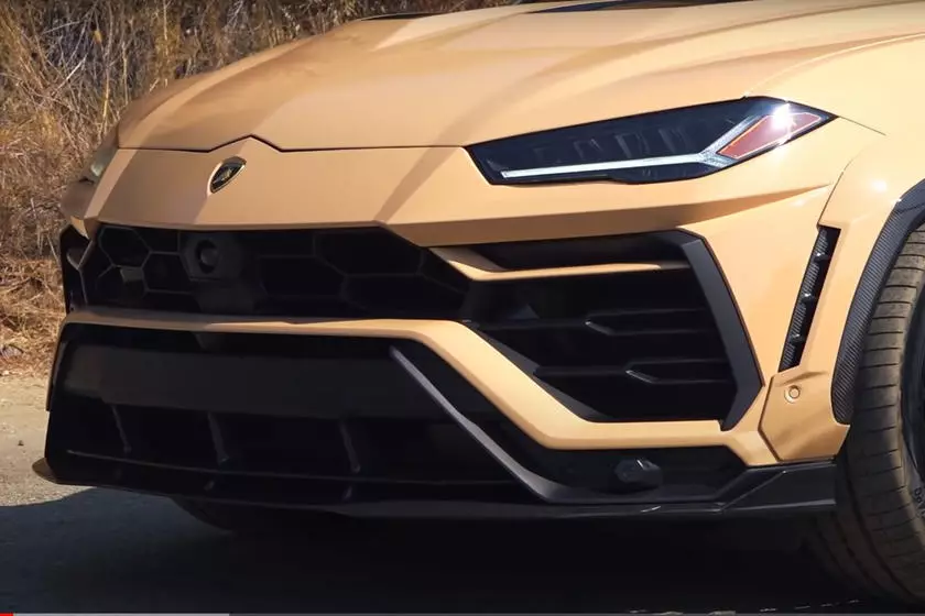 Plataus korpuso dykumos smėlio Lamborghini Urus atrodo įspūdingai 24096_4