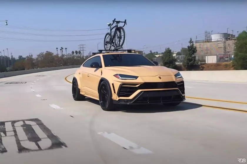 Plataus korpuso dykumos smėlio Lamborghini Urus atrodo įspūdingai 24096_6