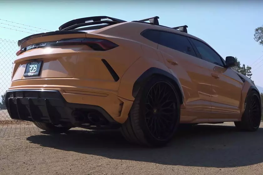 Plataus korpuso dykumos smėlio Lamborghini Urus atrodo įspūdingai 24096_8