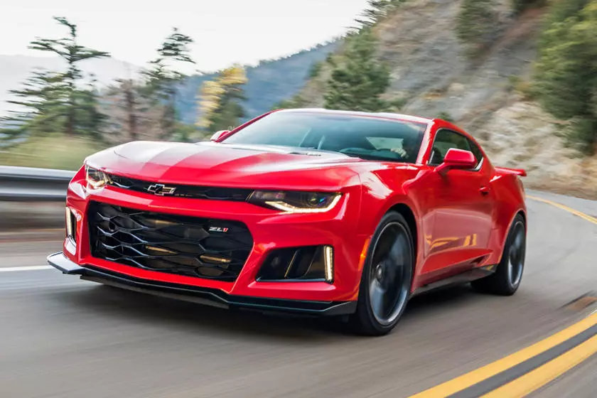 2017-2021 செவ்ரோலெட் கமரோ ZL1 கூபே முன் பார்வை ஓட்டுதல்