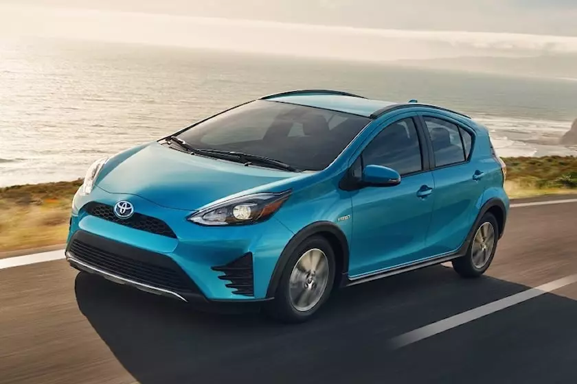 2018-2019 Toyota Prius c ത്രീ ക്വാർട്ടർ ഫ്രണ്ട് ലെഫ്റ്റ് സൈഡ് വ്യൂ ഇൻ മോഷൻ