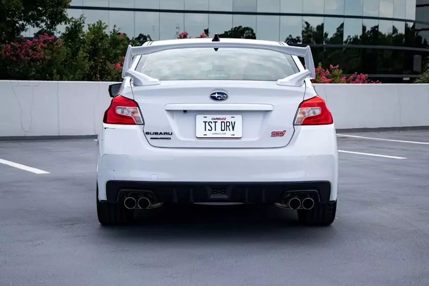 Vista posterior del Subaru WRX STI 2018-2021