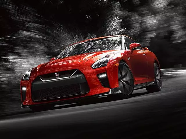 هل نيسان GT-R أكثر إثارة من مشاهدة كرة القدم؟ 2430_1