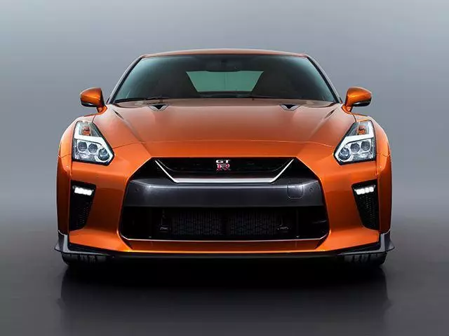 هل نيسان GT-R أكثر إثارة من مشاهدة كرة القدم؟ 2430_2