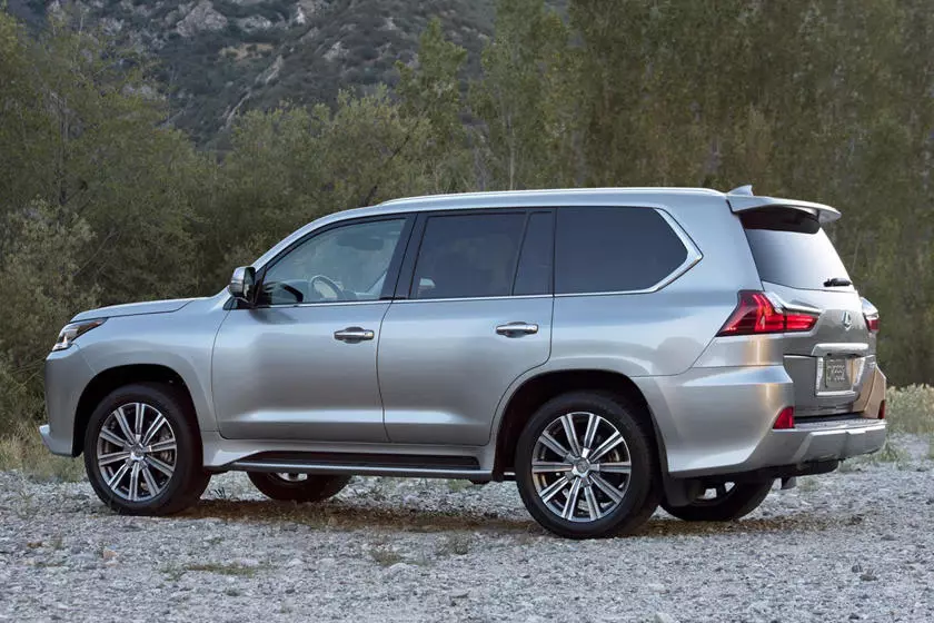 Vista posteriore angolare della Lexus LX 2016-2020