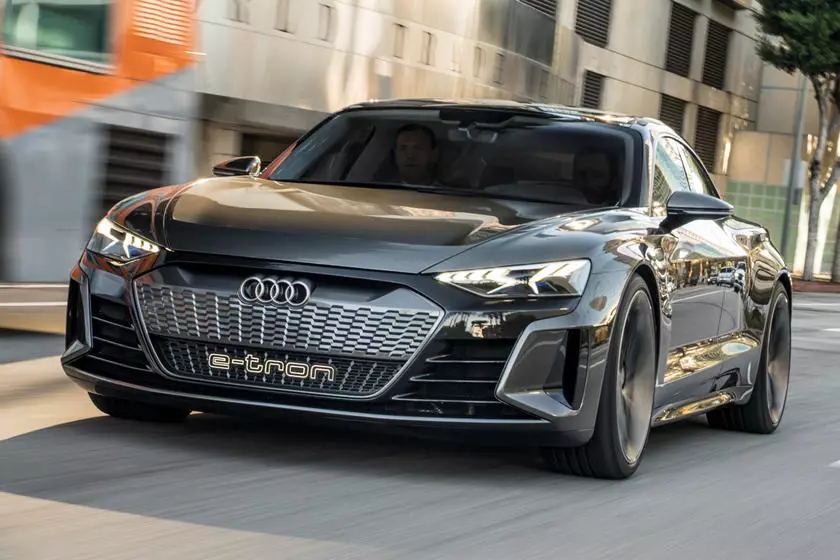 Выгляд спераду Audi e-tron GT 2021 года за рулём