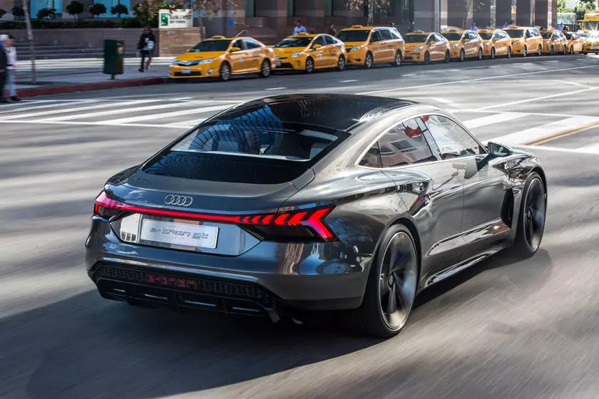 Audi e-tron GT 2021 года, выгляд ззаду