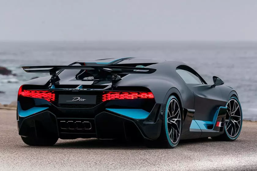 Pohled zezadu na Bugatti Divo 2018