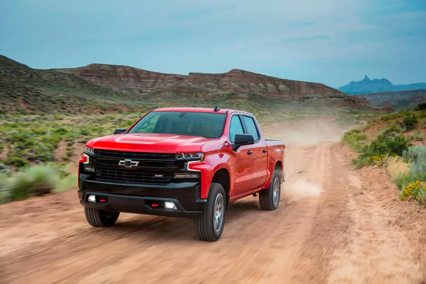 Chevrolet Silverado 1500 2019-2021 років, вид спереду, водіння