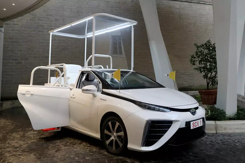 Seneste Popemobile er en brintdrevet Toyota Mirai 24566_1