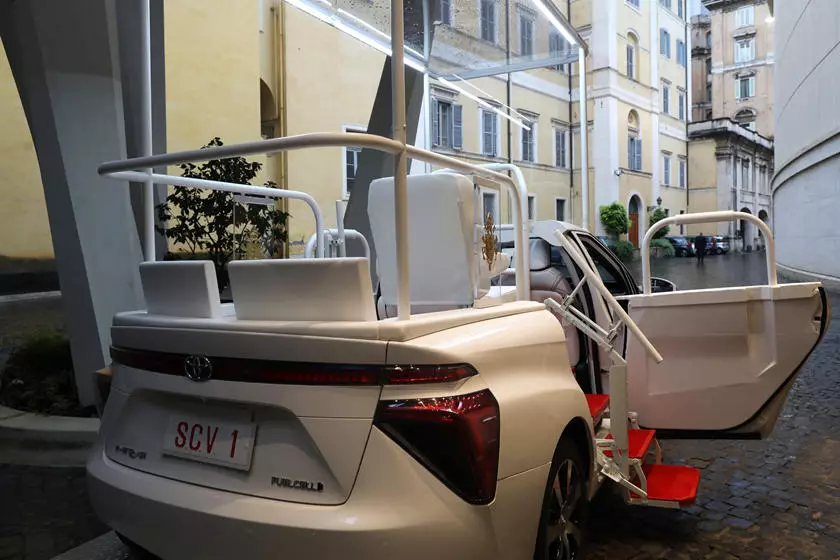 Popemobile Tuntun Jẹ Toyota Mirai Agbara Hydrogen 24566_2