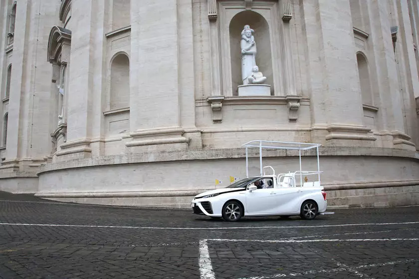 Popemobile panganyarna Nyaeta Toyota Mirai-Powered Hidrogén 24566_3