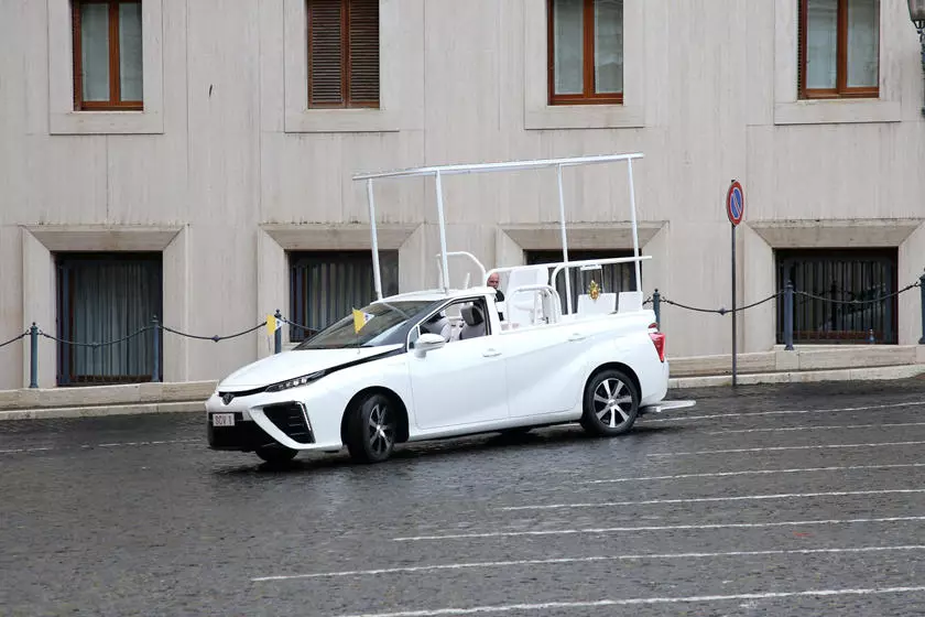 Վերջին Popemobile-ը ջրածնով աշխատող Toyota Mirai է 24566_4