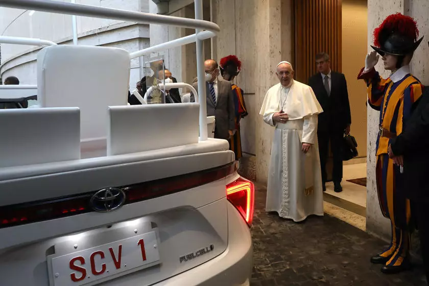 Seneste Popemobile er en brintdrevet Toyota Mirai 24566_6