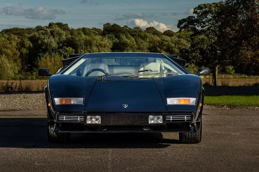 Этот редкий Lamborghini Countach практически новый 24580_7