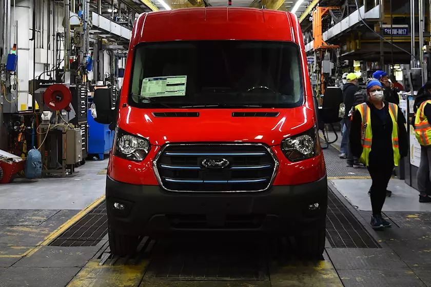 Les livraisons aux clients Ford E-Transit entièrement électriques ont commencé 24590_2