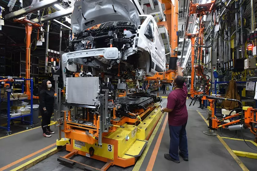 Les livraisons aux clients Ford E-Transit entièrement électriques ont commencé 24590_3