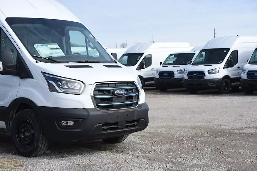 Les livraisons aux clients Ford E-Transit entièrement électriques ont commencé 24590_9