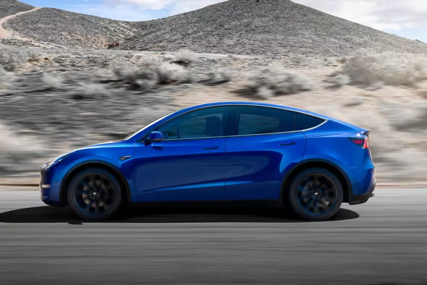 2021 Tesla Model Y set fra siden