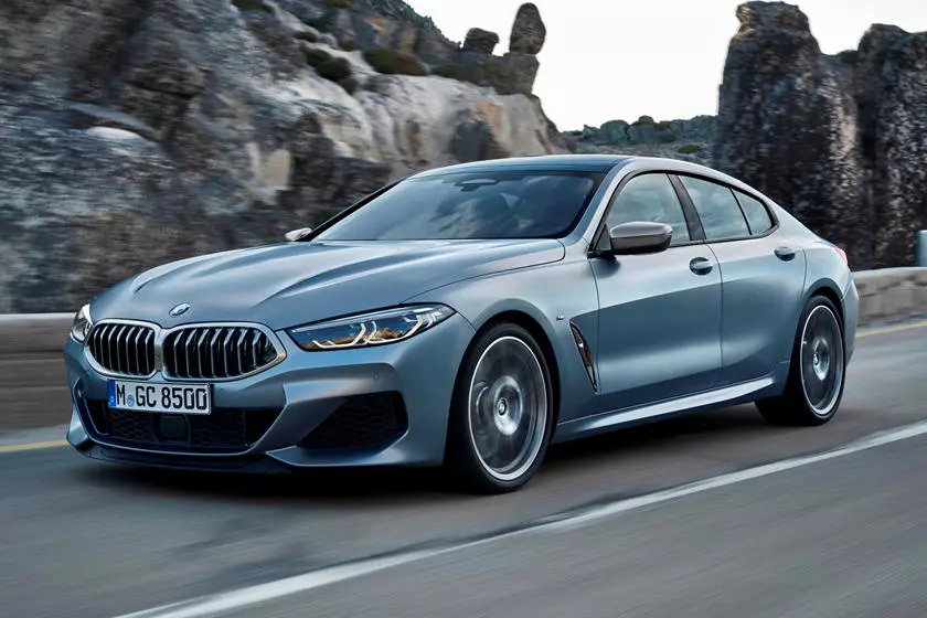 2020 BMW 8 سیریز گران کوپ فرنٹ ویو ڈرائیونگ